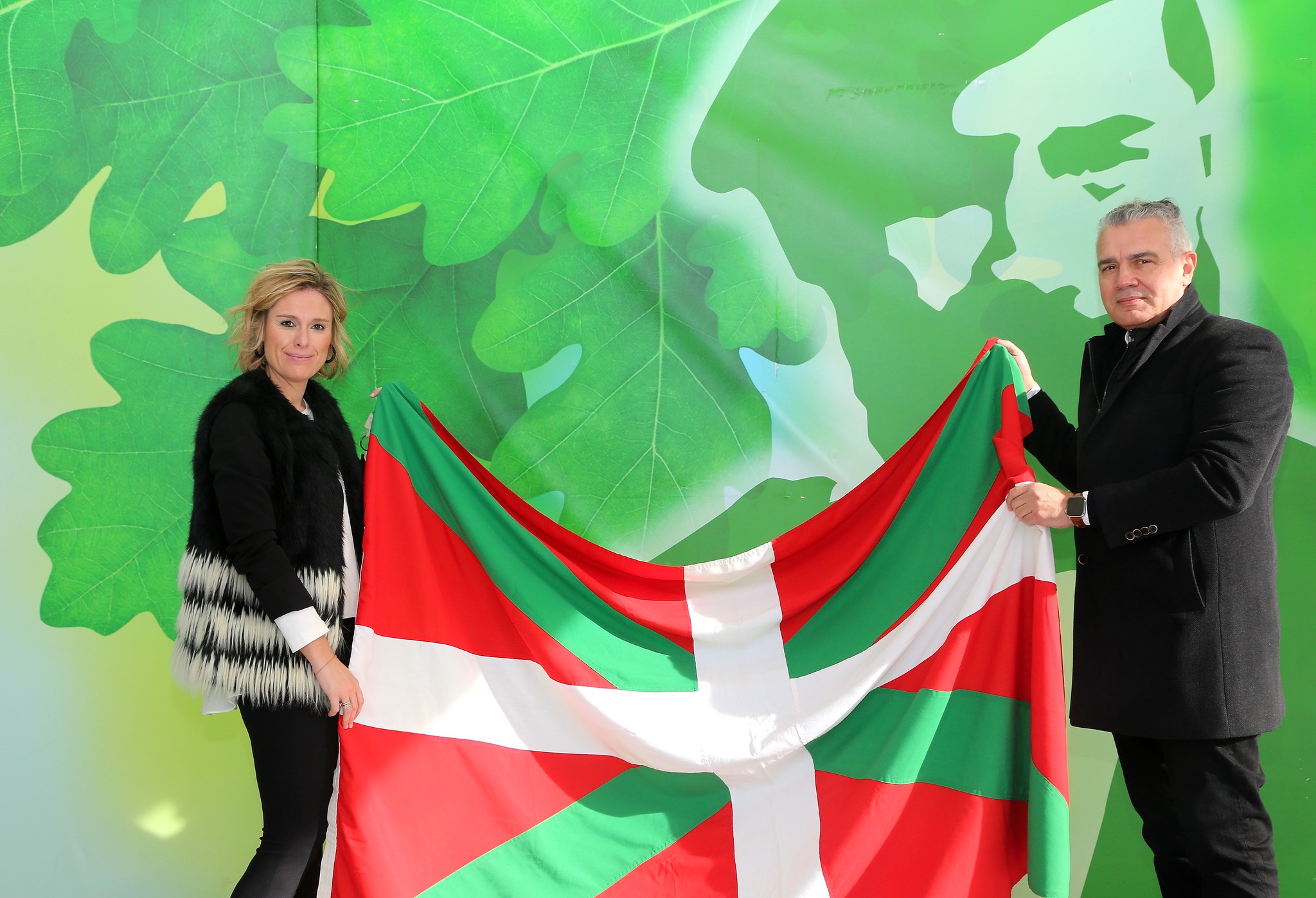 Donación de la Ikurriña del «400 aniversario» a Sabino Arana Fundazioa ...